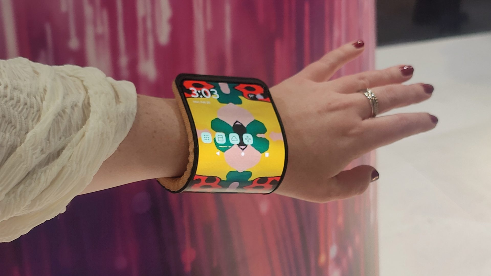 Motorola Unveils Bendable Concept Phone at MWC 2024: Innovation or ...